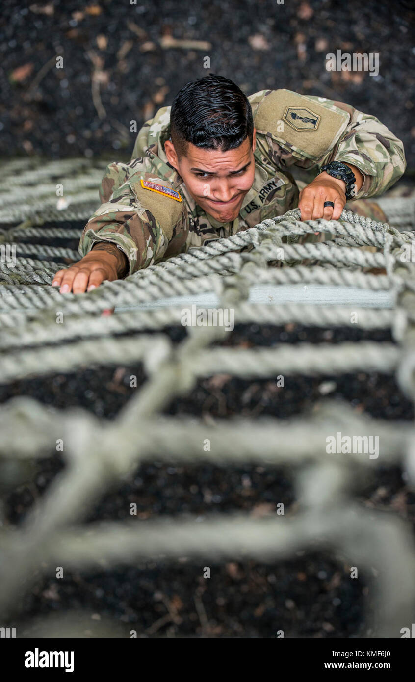 Sgt Ian Rivera A Us Army Reserve Soldier From Waianae Hawaii Navigates An Obstacle Course