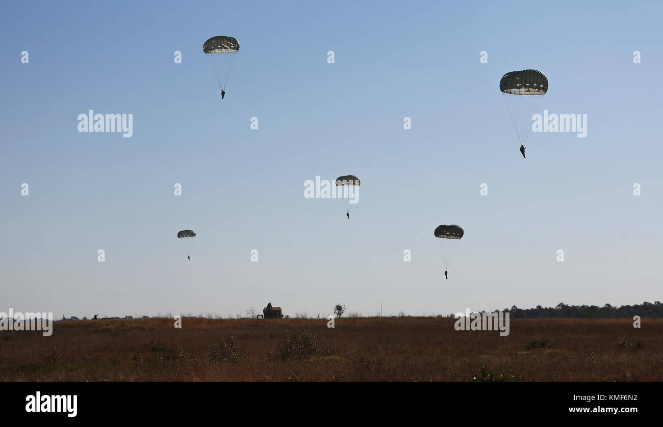 U.S. Army paratroopers, with 528th Sustainment Brigade (Special ...