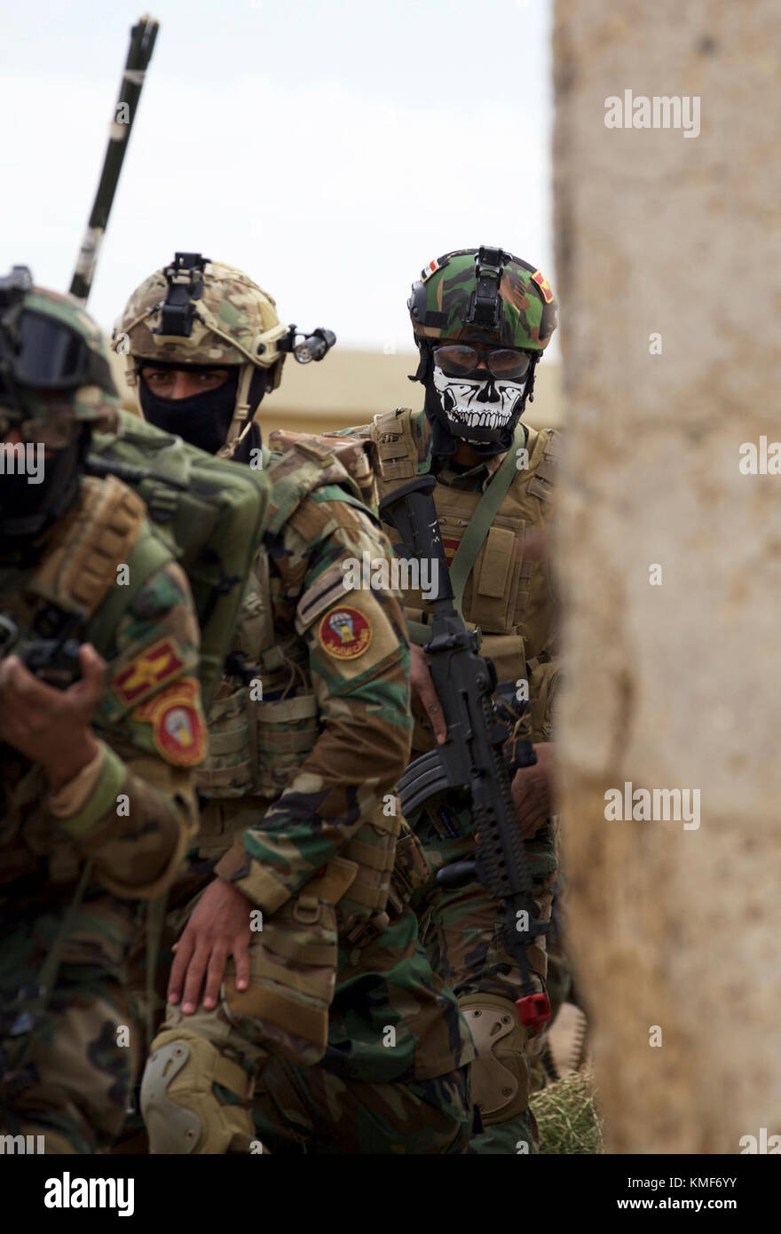 Members of the Iraqi Special Forces infiltrate a training compound ...
