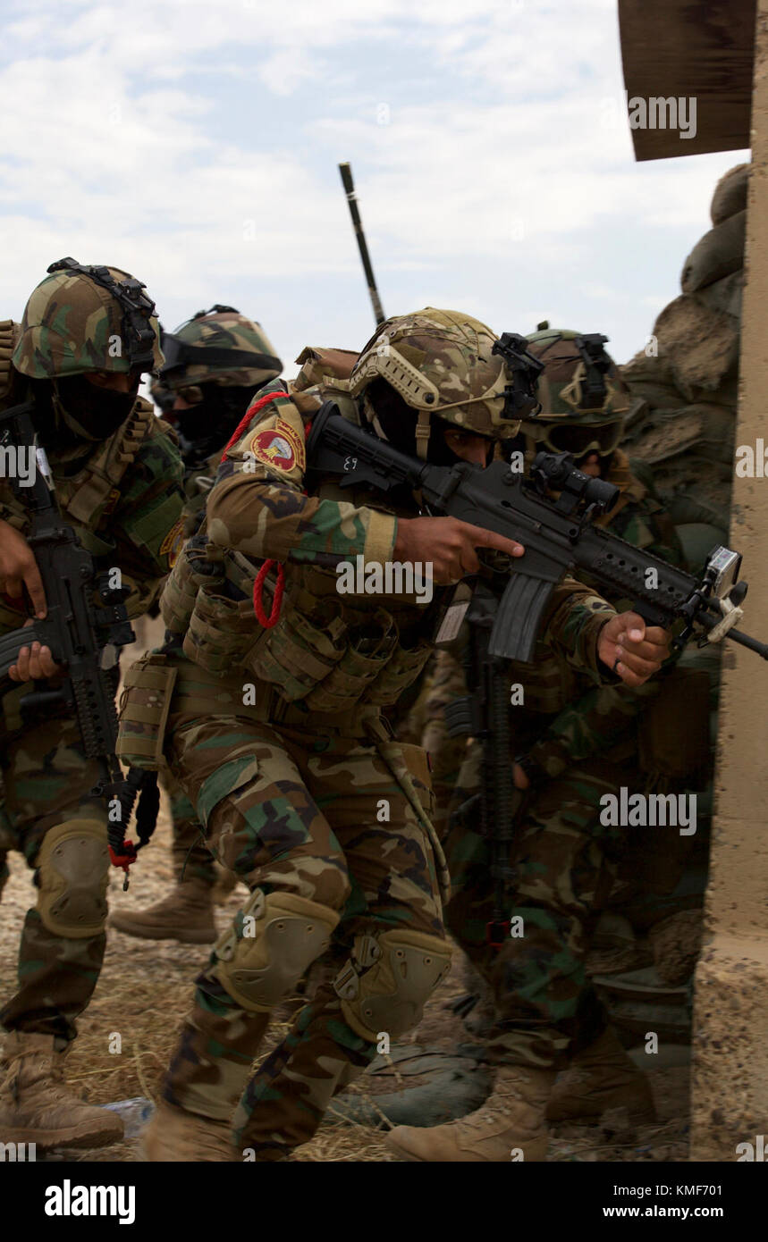 Members of the Iraqi Special Forces infiltrate a training compound ...