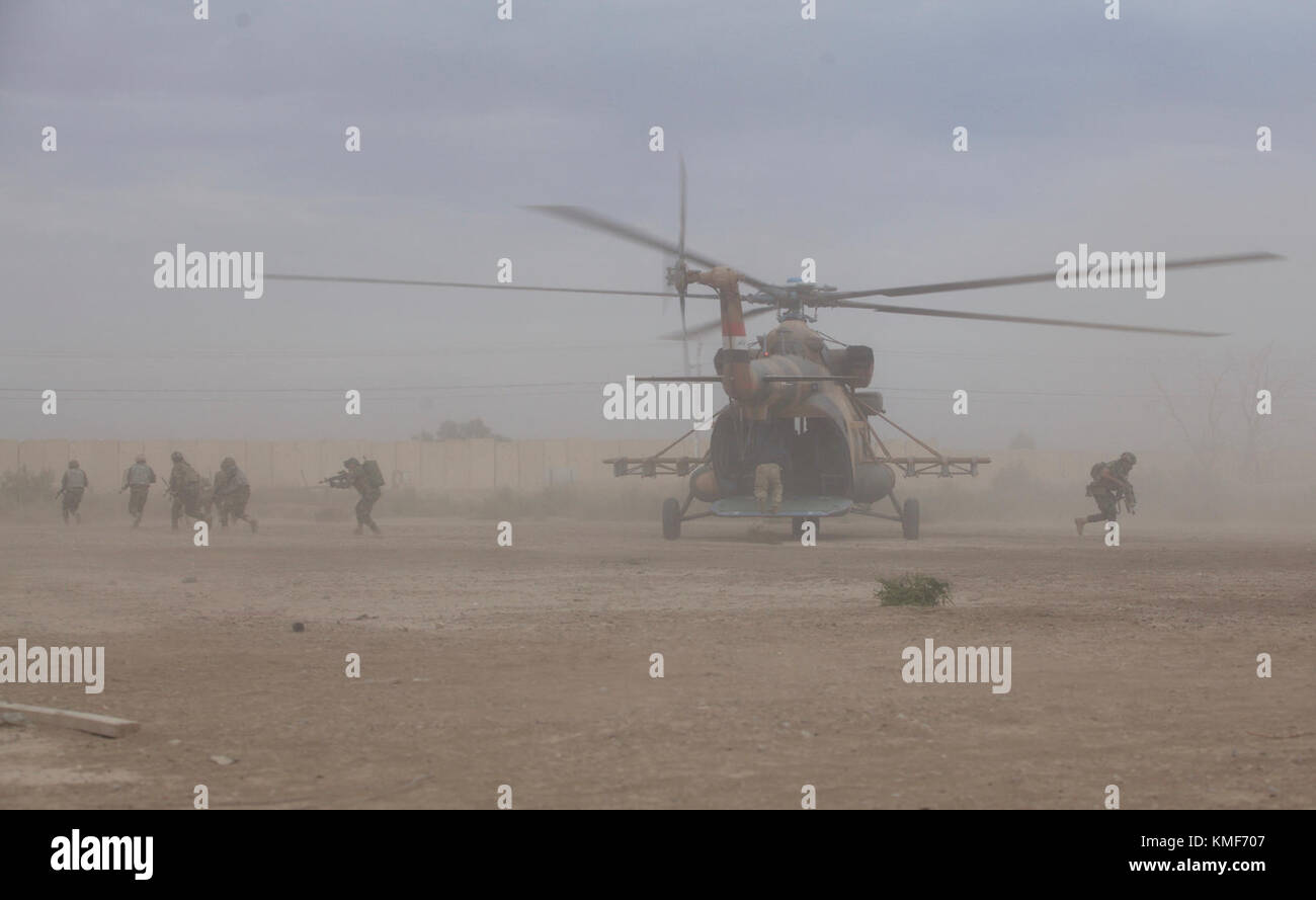 Members of the Iraqi Special Forces disembark an Iraqi Mi-17 helicopter ...