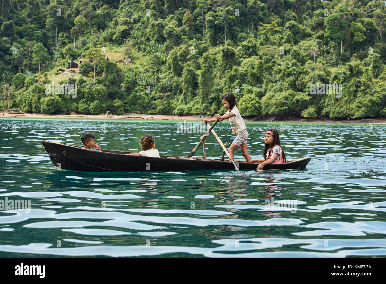 Moken girl rowing in the Mergui Archipelago, Myanmar Stock Photo - Alamy
