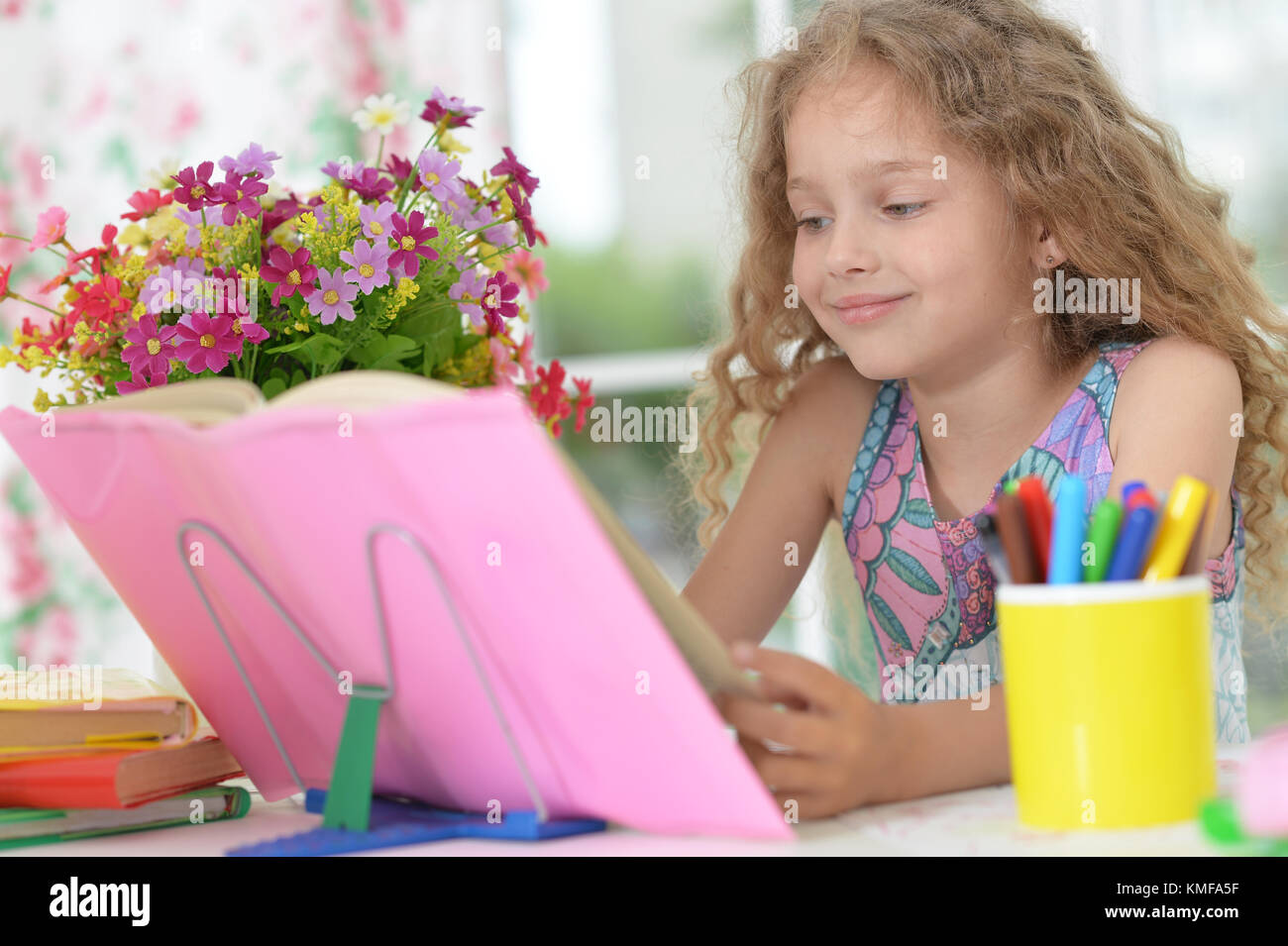little girl reading book Stock Photo - Alamy