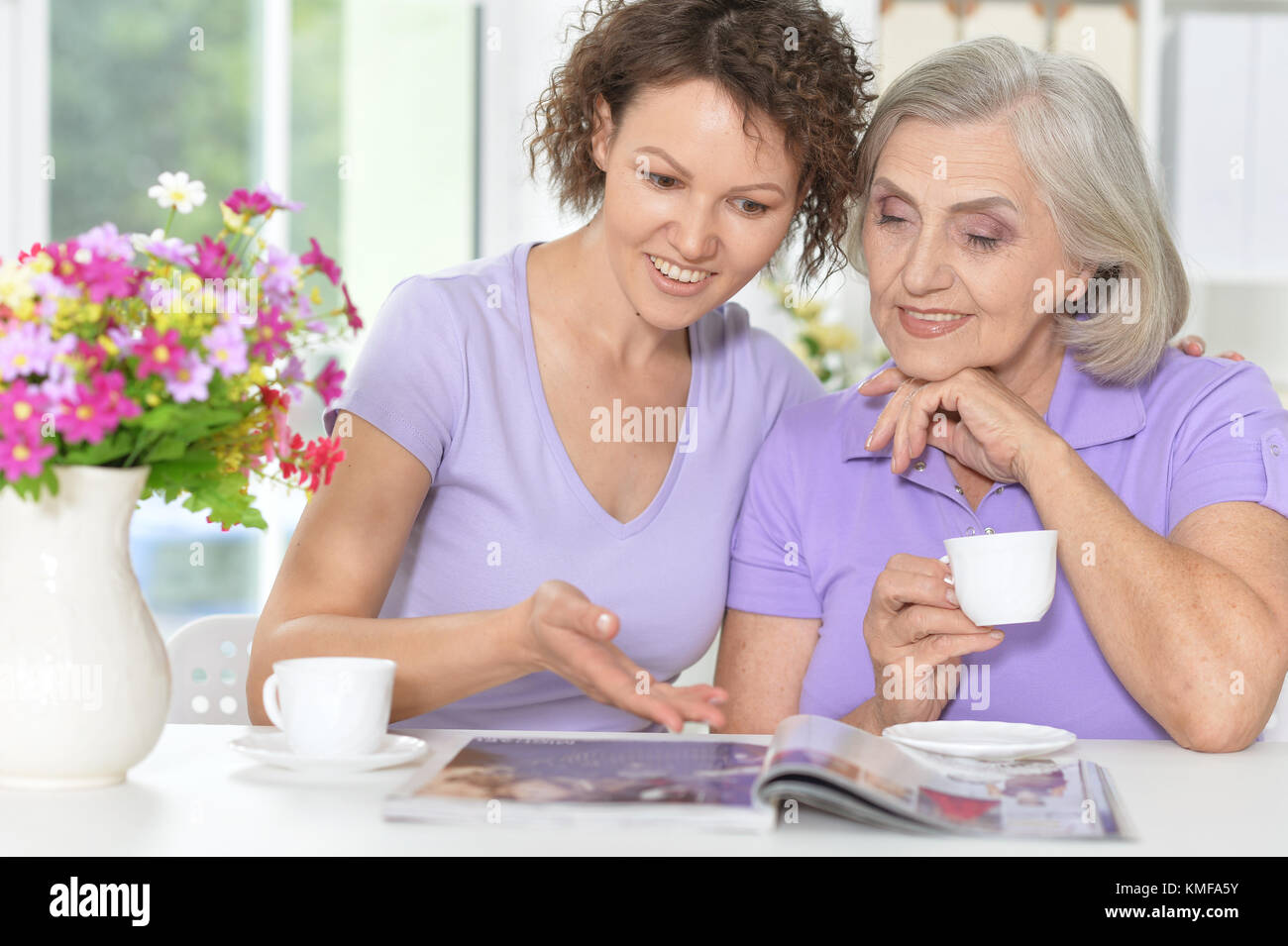 Beautiful young mother reading hi-res stock photography and images - Alamy