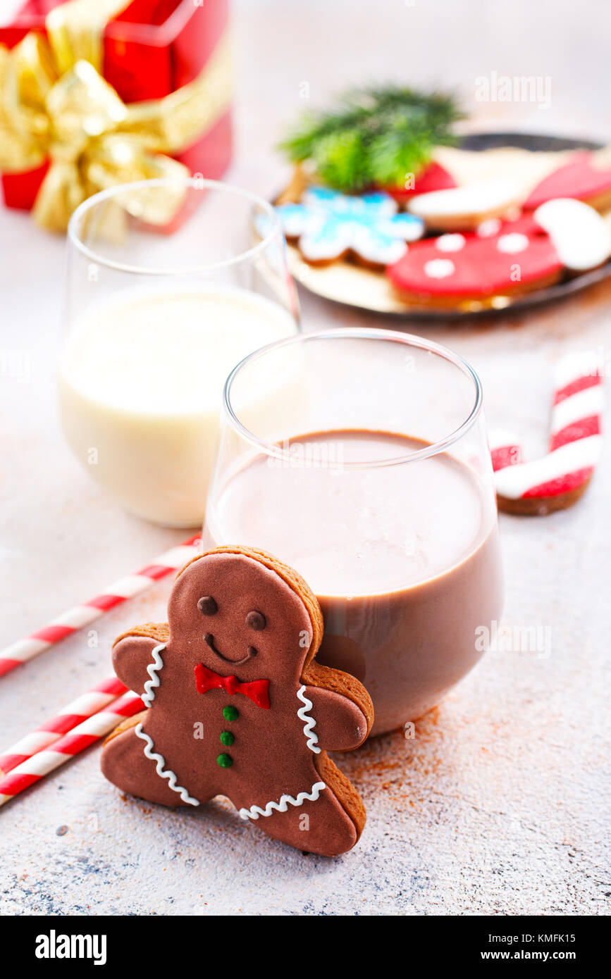 cocoa drink and gingerbread on a table Stock Photo - Alamy