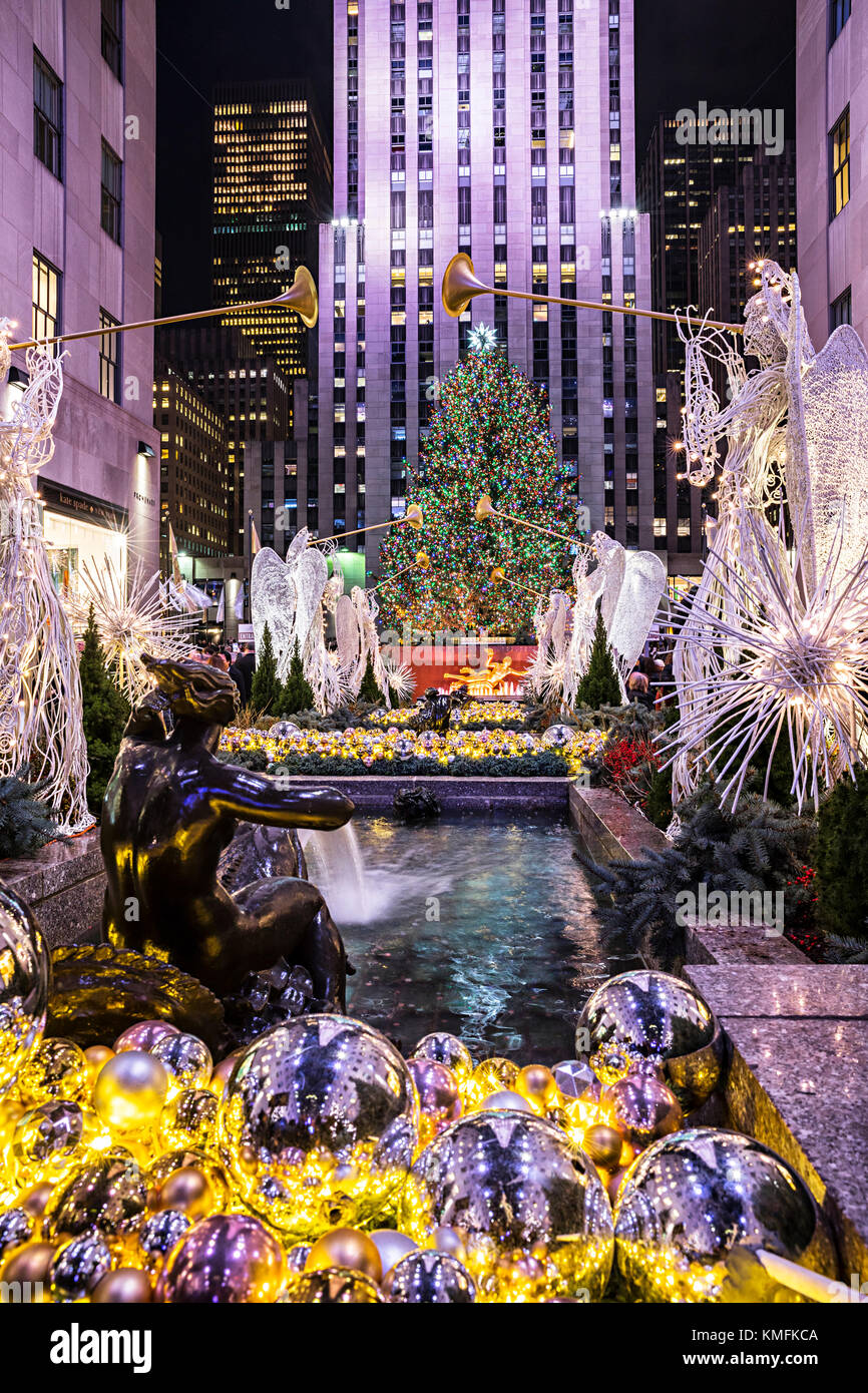 Rockefeller center christmas tree hi-res stock photography and images ...
