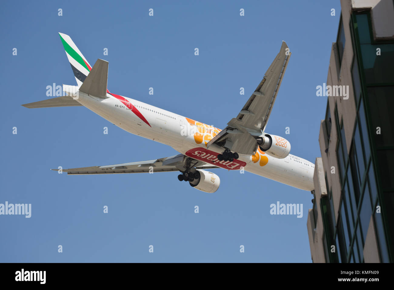 Dubai emirates flight land hi-res stock photography and images - Alamy