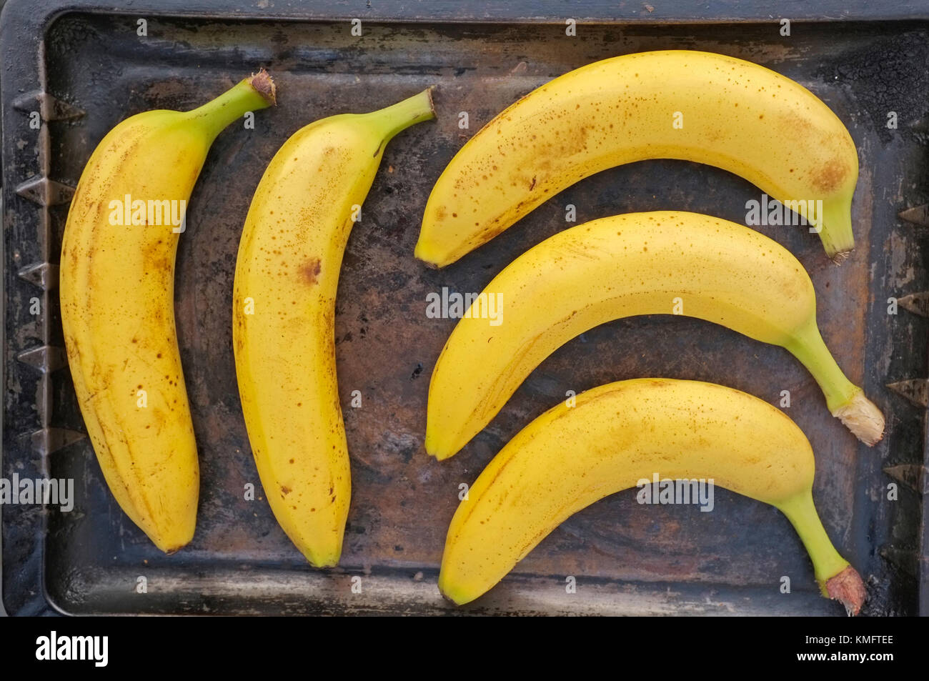 Horizontal bananas hi-res stock photography and images - Alamy