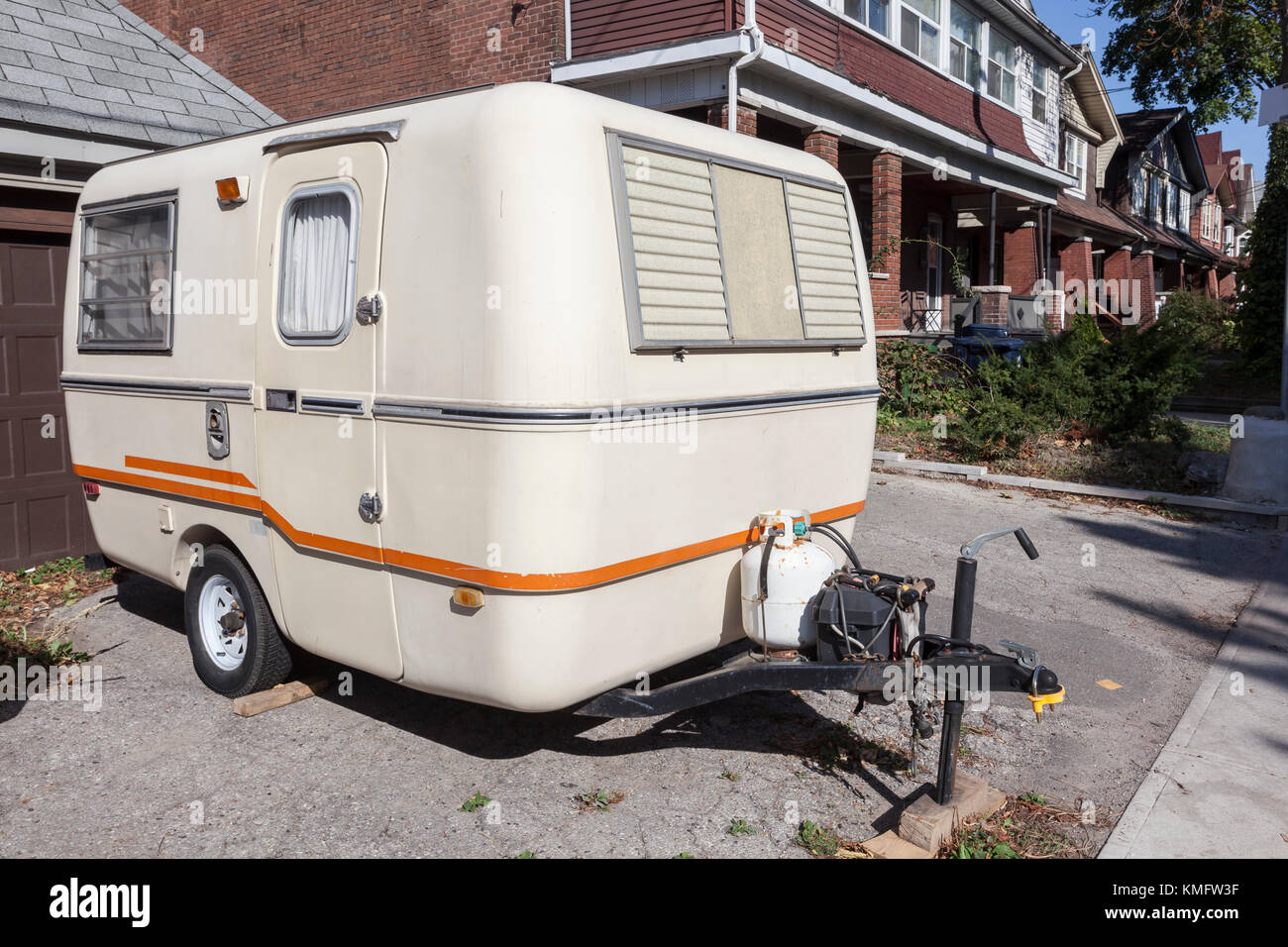 Small caravan trailer parked in the city Stock Photo - Alamy