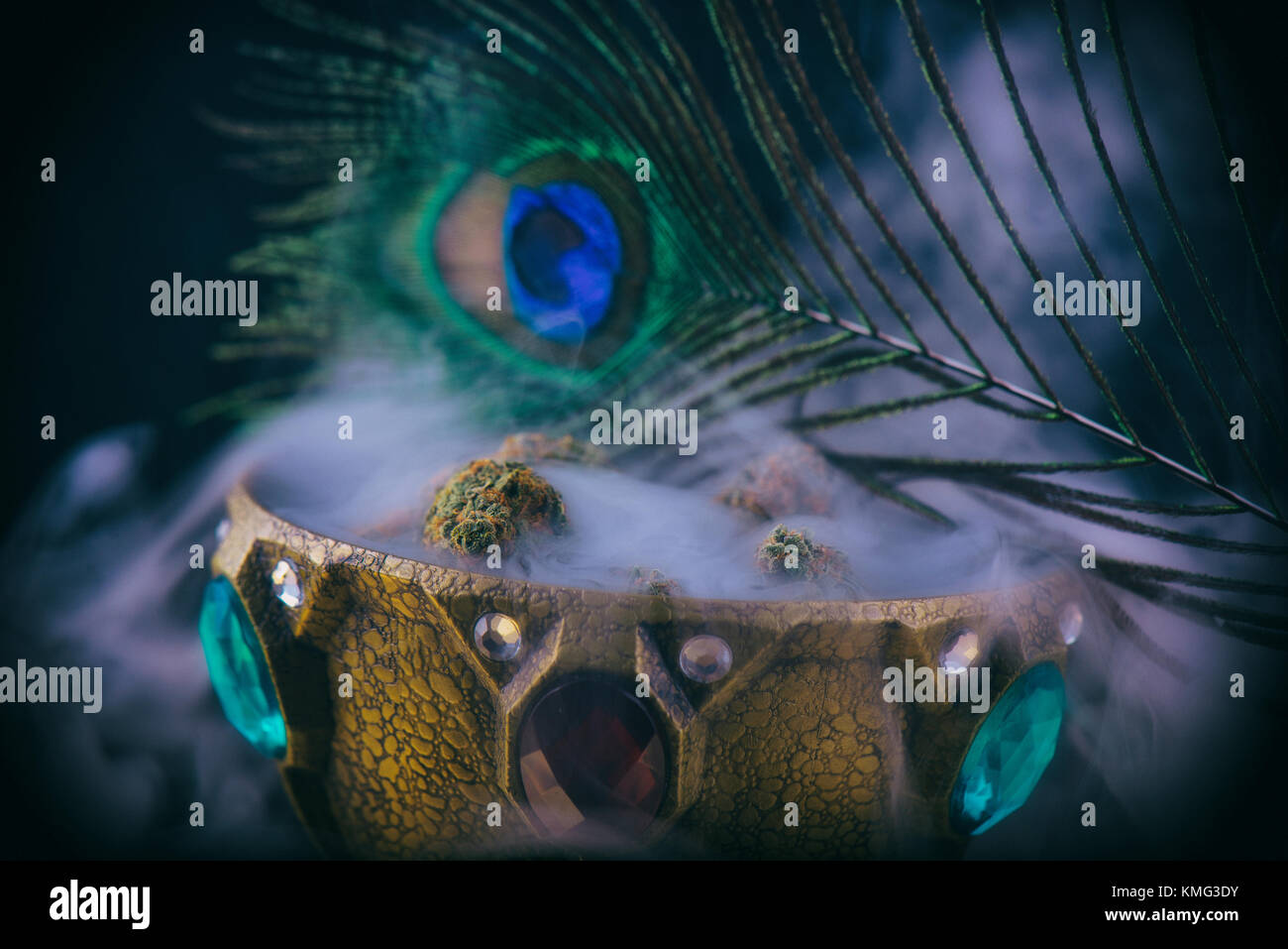 Smoke with feather hi-res stock photography and images - Alamy