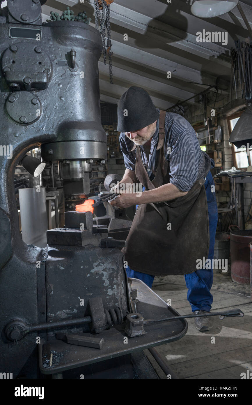 Sculptor Hammer High Resolution Stock Photography and Images - Alamy