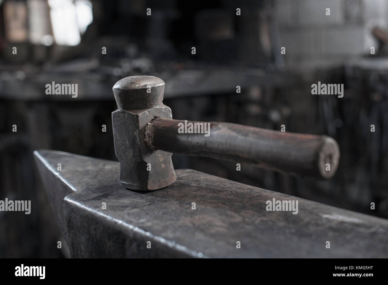 Hammer on anvil at blacksmith shop Stock Photo - Alamy