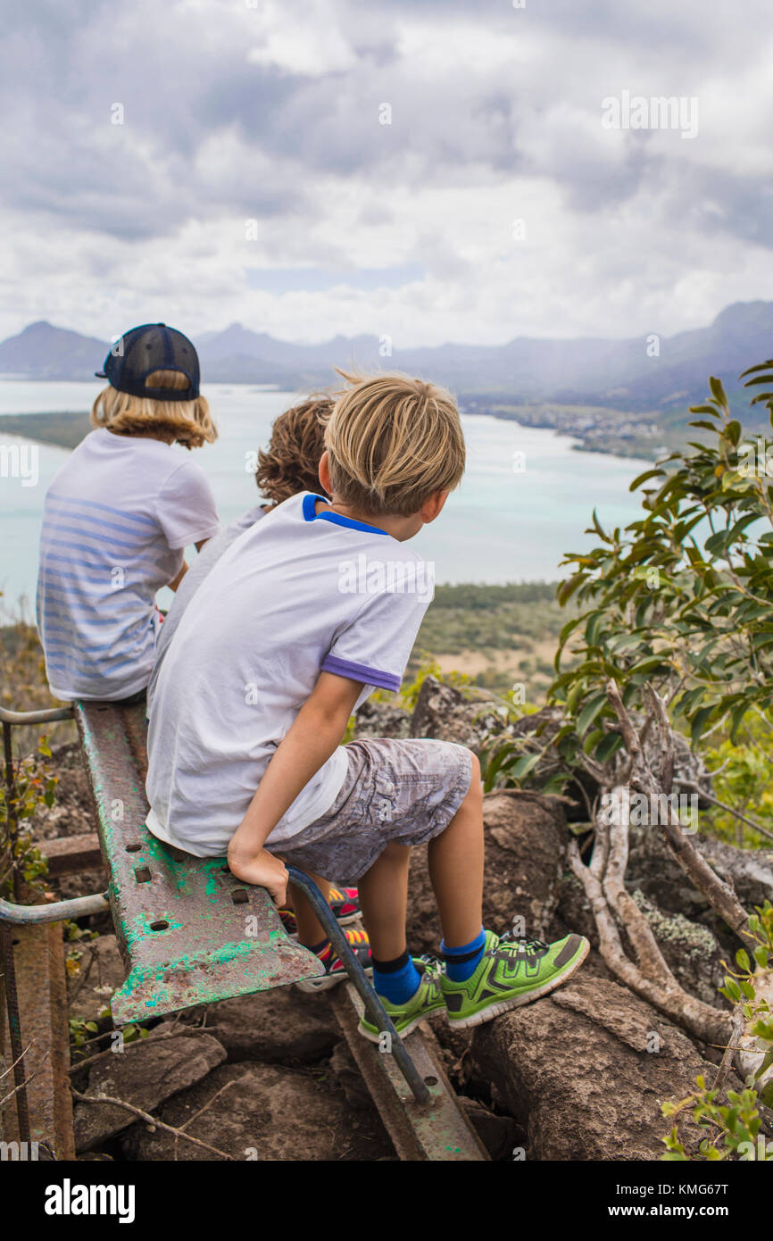 Three children looking at the Indian Ocean from a viewpoint Stock Photo ...