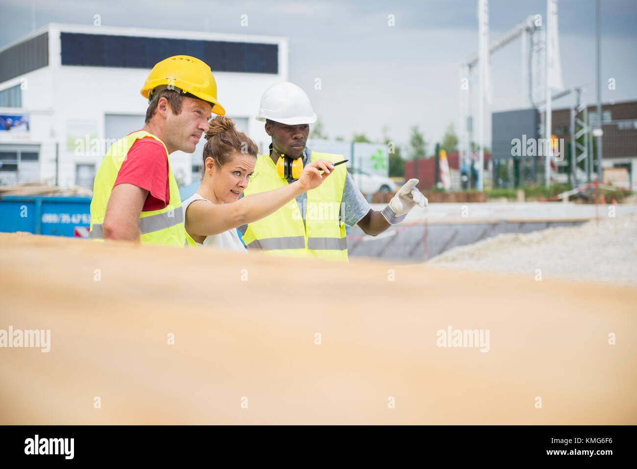 Architect with construction worker at building site Stock Photo - Alamy