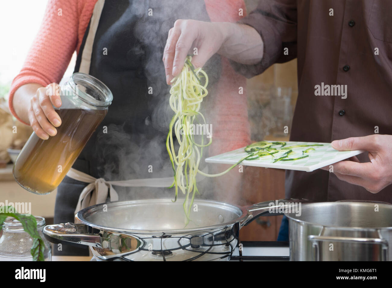 Couple eating spaghetti hi-res stock photography and images - Alamy