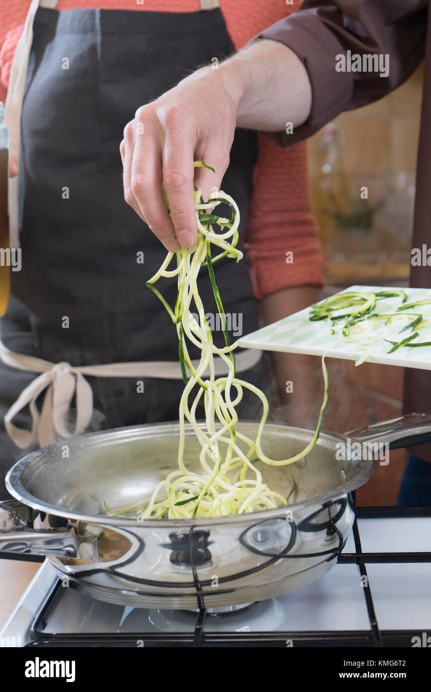 Couple eating spaghetti hi-res stock photography and images - Alamy