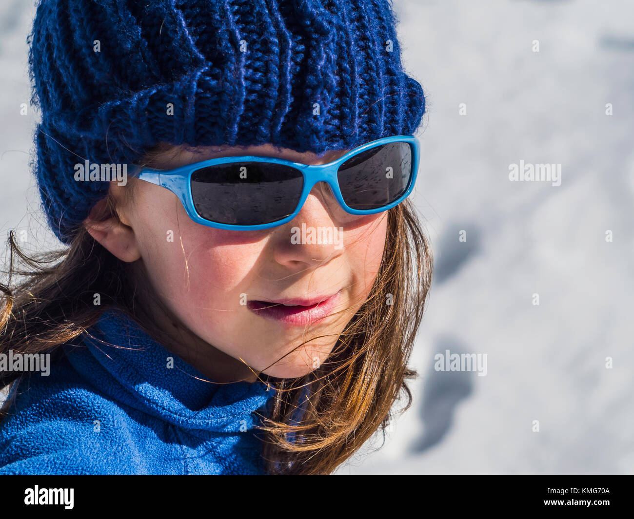 Girl wearing cap and sunglasses hi-res stock photography and images - Alamy