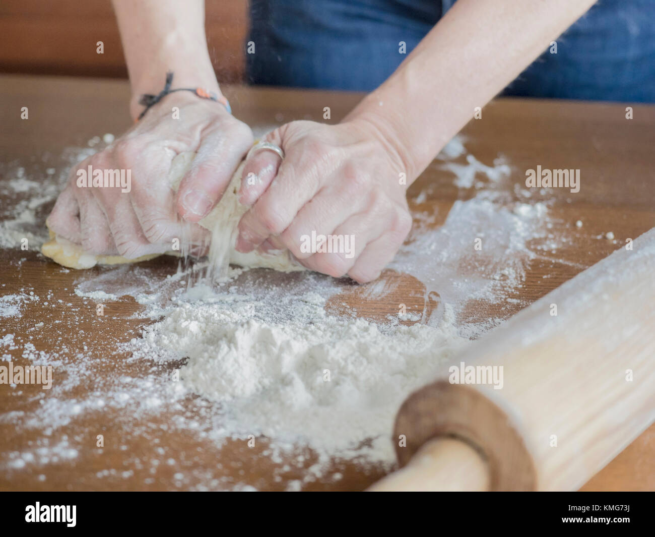 Women baking hi-res stock photography and images - Alamy