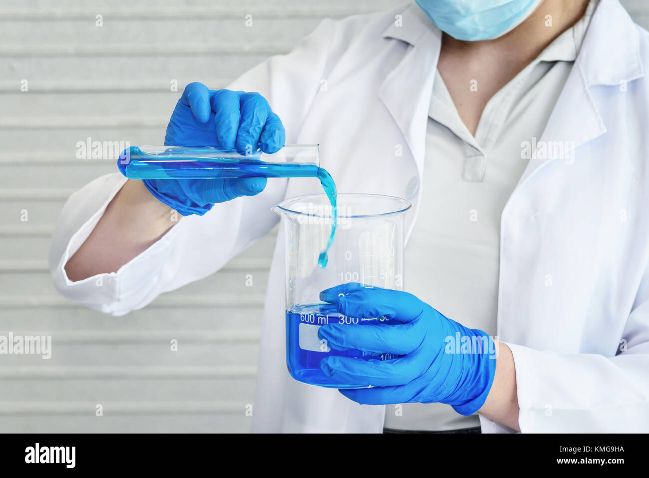 Forensics lab cloth hi-res stock photography and images - Alamy