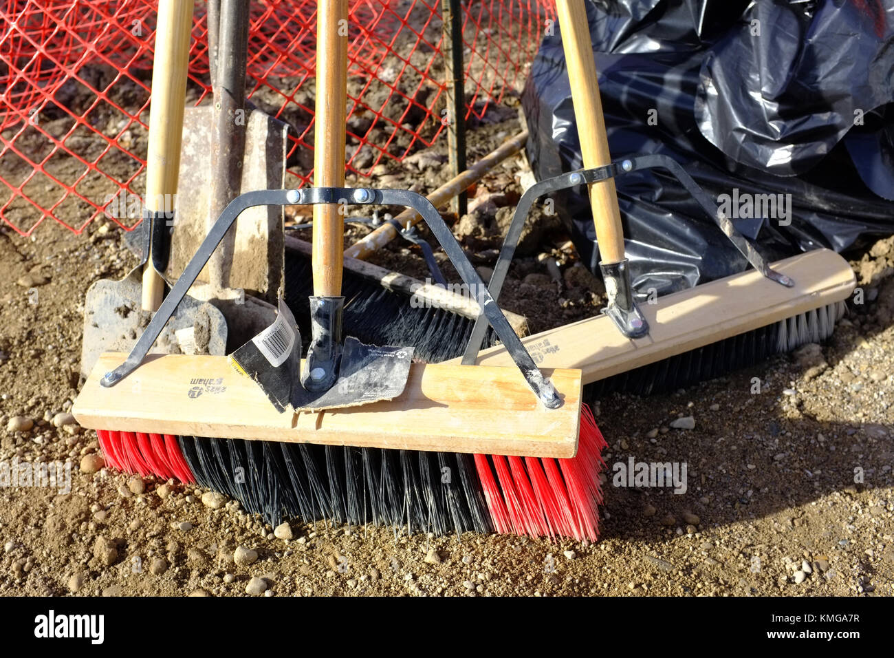 Brushes and spades hi-res stock photography and images - Alamy
