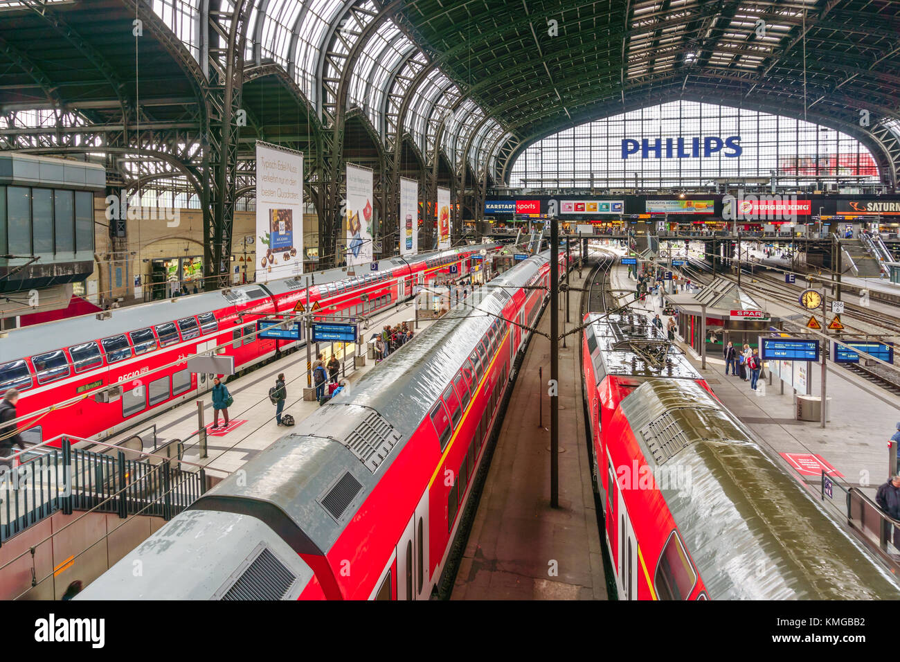 Train platforms busiest railway hi-res stock photography and images - Alamy