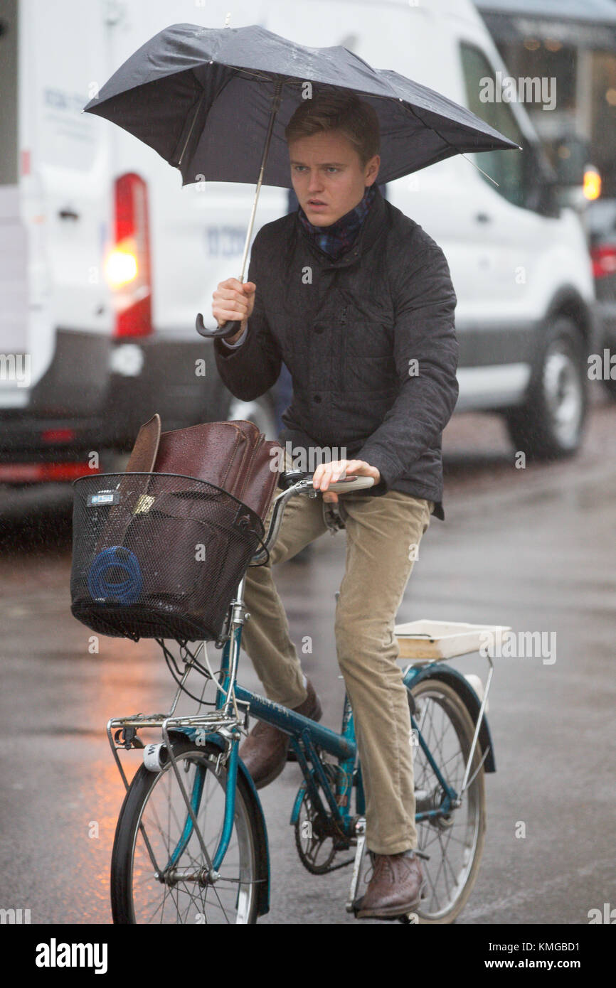 Tourists in cambridge in bad weather Stock Photo - Alamy
