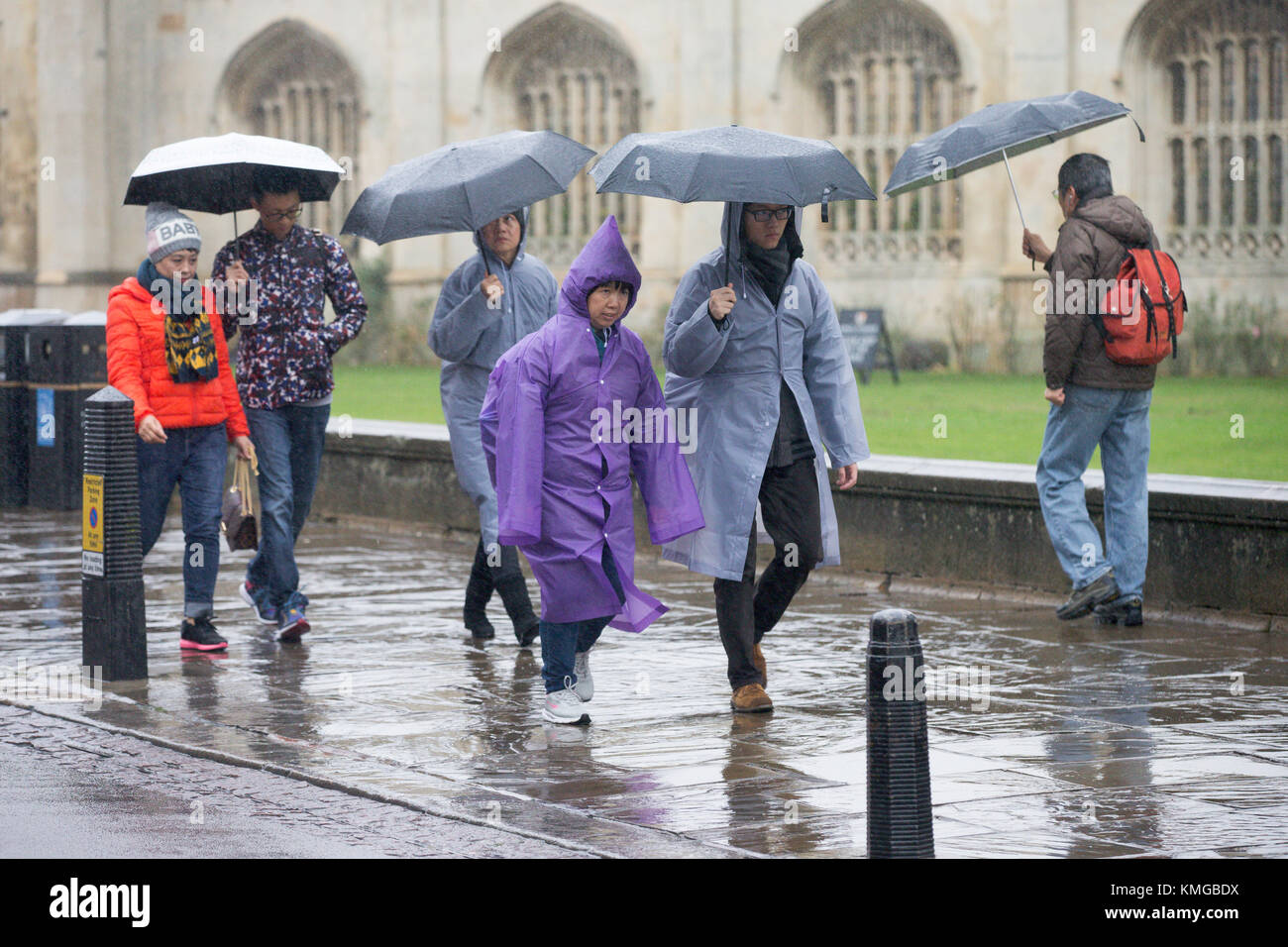 Tourists in cambridge in bad weather Stock Photo - Alamy