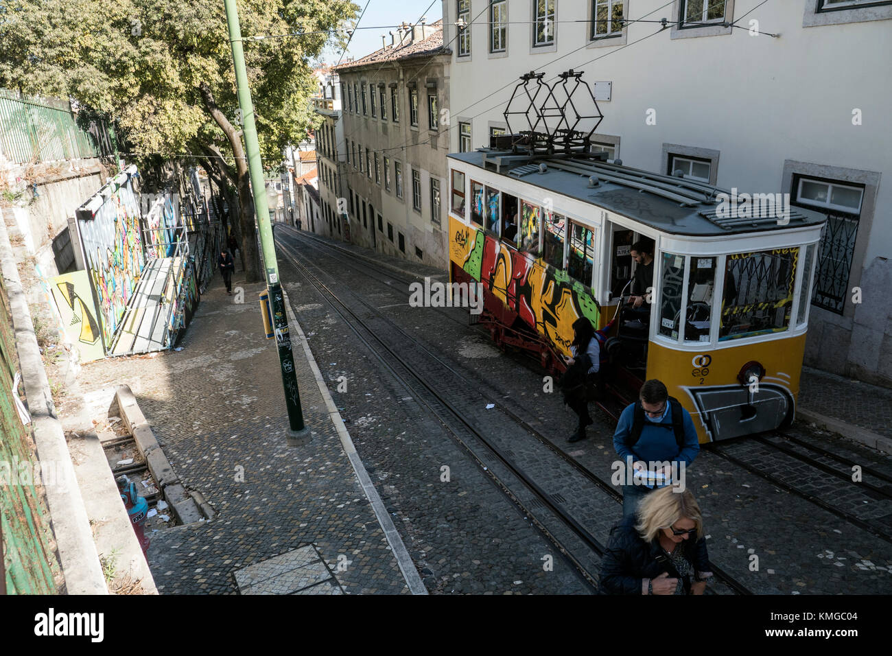 Tram quartier du Chiado Stock Photo - Alamy