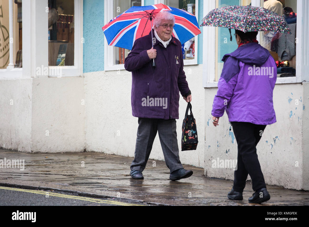 Windsor, UK, 7th December, 2017. Visitors to Windsor Castle brave the ...