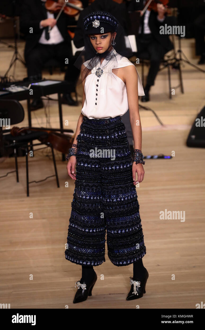 Parisian Fashion High Resolution Stock Photography and Images - Alamy