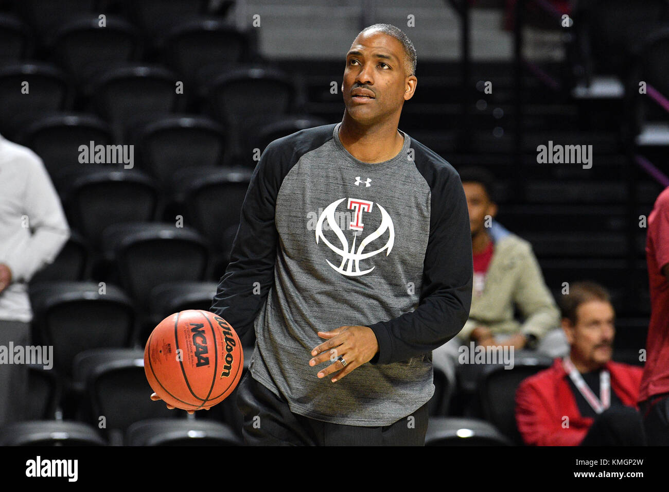Philadelphia, Pennsylvania, USA. 6th Dec, 2017. Temple Owls assistant ...