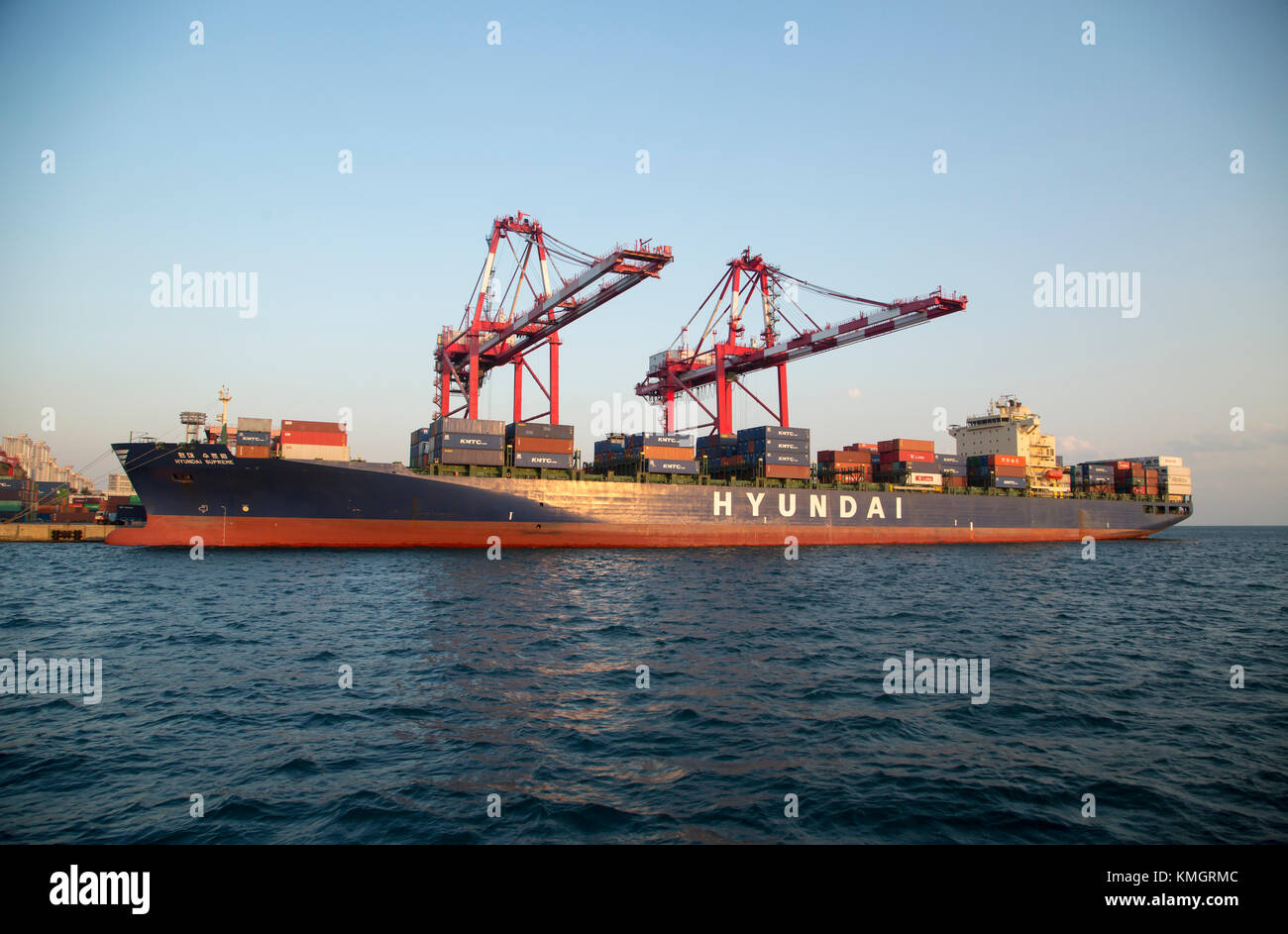Hyundai Supreme ship at Busan Port, Nov 15, 2017 : Hyundai Supreme ship ...
