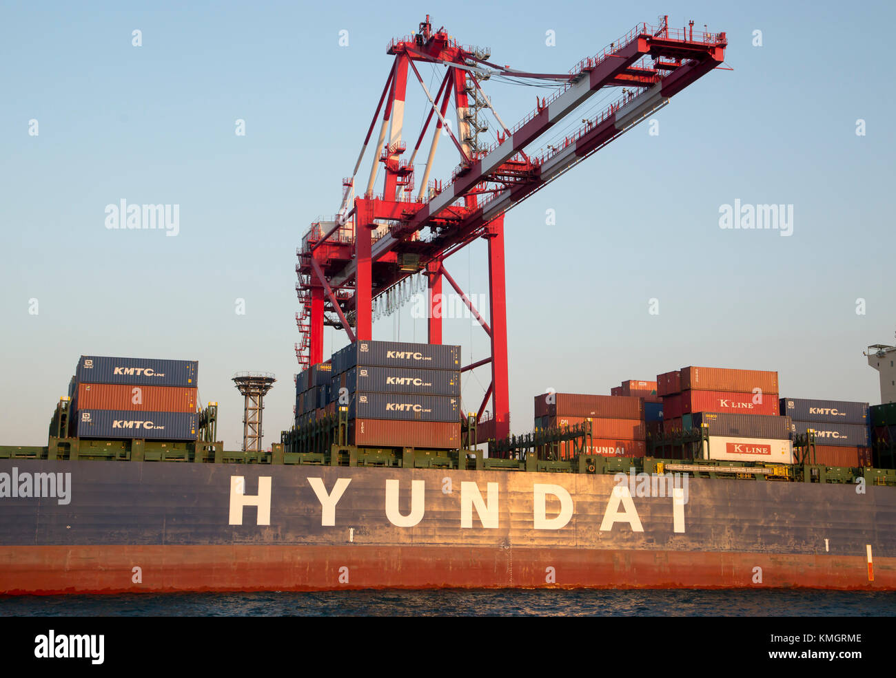 Hyundai Supreme ship at Busan Port, Nov 15, 2017 : Hyundai Supreme ship ...