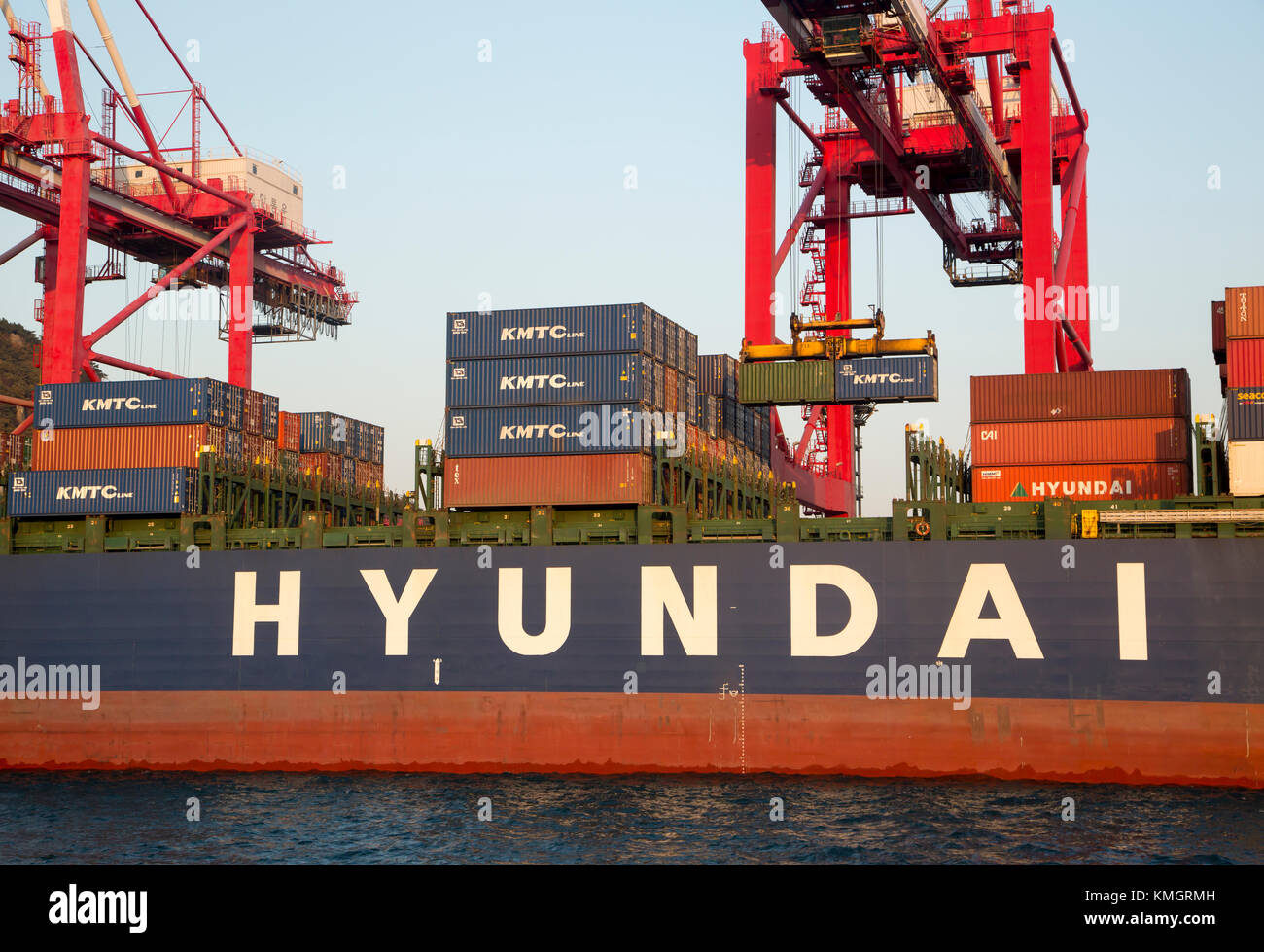 Hyundai Supreme ship at Busan Port, Nov 15, 2017 : Hyundai Supreme ship ...