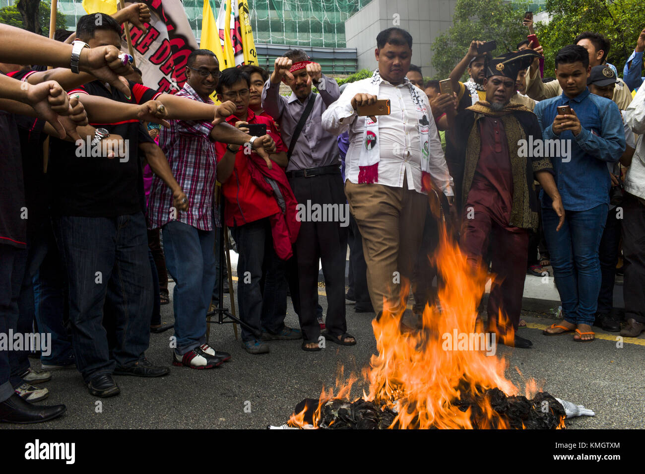 Kuala Lumpur, MALAYSIA. 8th Dec, 2017. Muslim protesters are burning ...