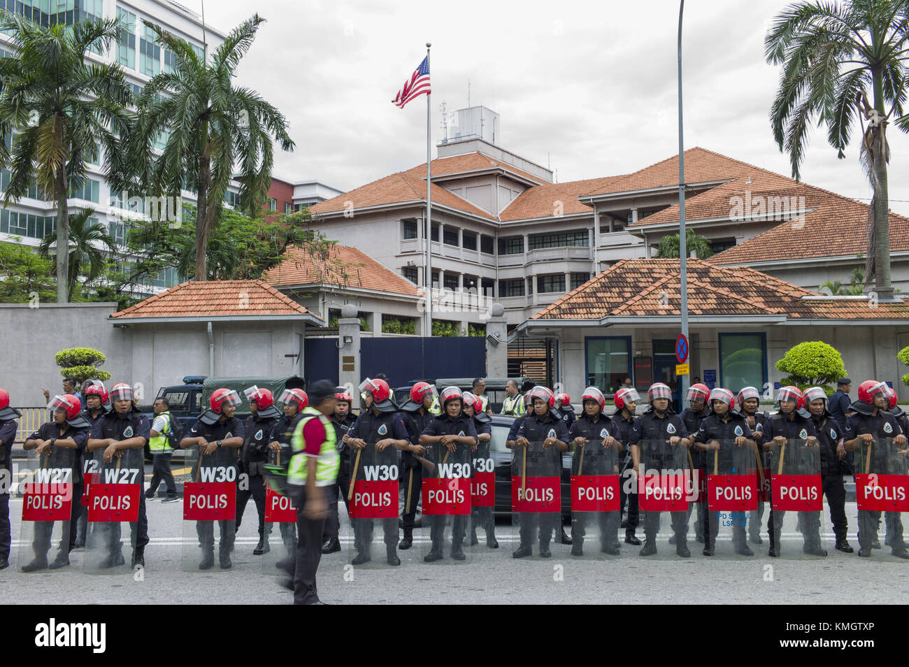 Police stand guard in front hi-res stock photography and images - Alamy