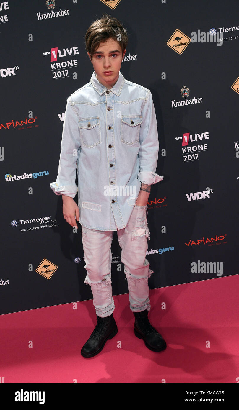 Bochum, Germany. 7th Dec, 2017. Singer Mike Singer arrives at the award ...