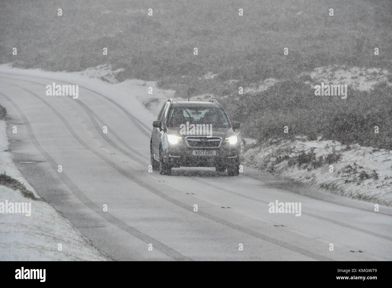 Haytor, Dartmoor, UK. 8th December 2017. UK Weather. A car driver ...