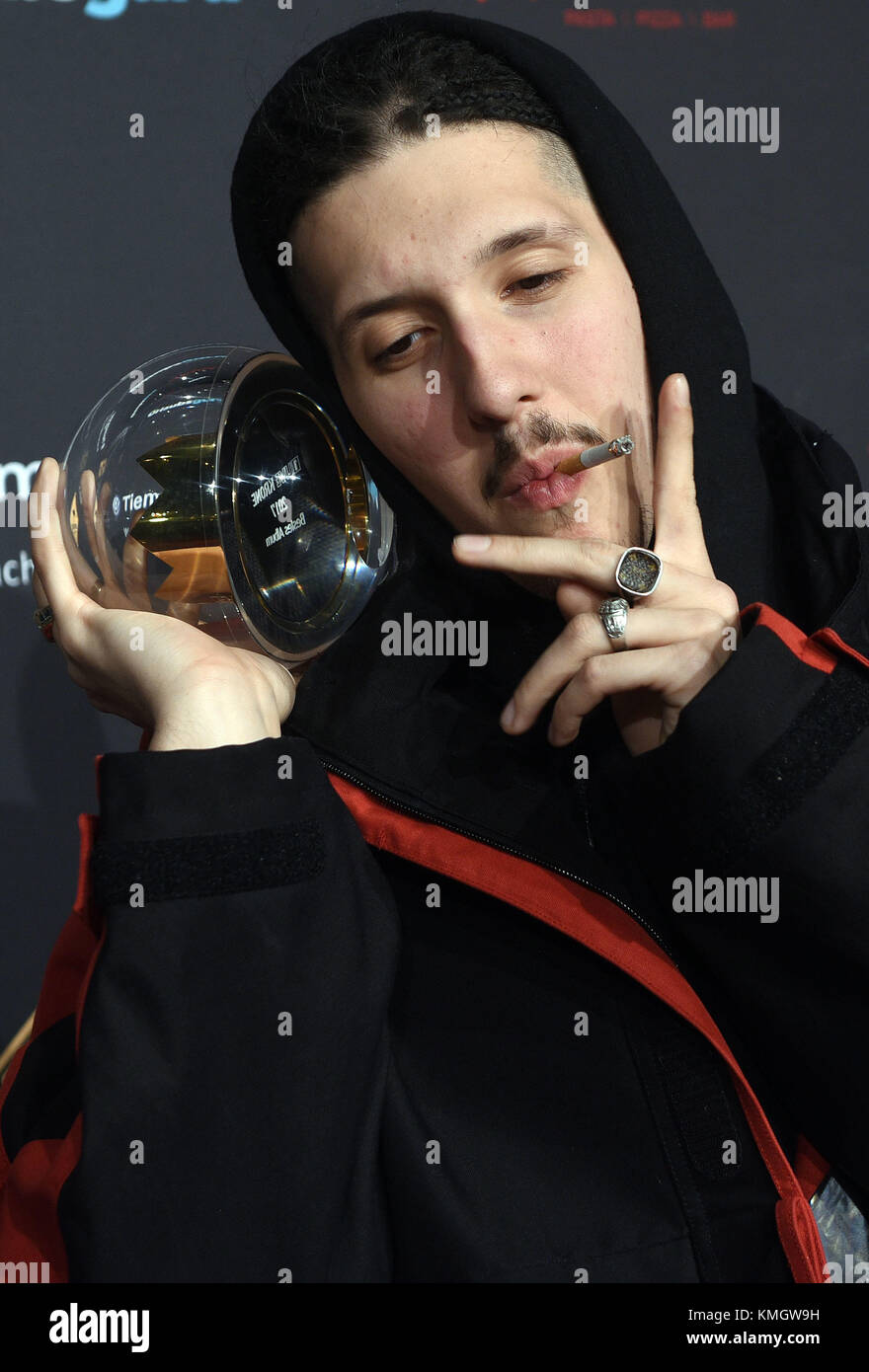 Bochum, Germany. 7th Dec, 2017. Singer Rin presents his award for 'Best ...