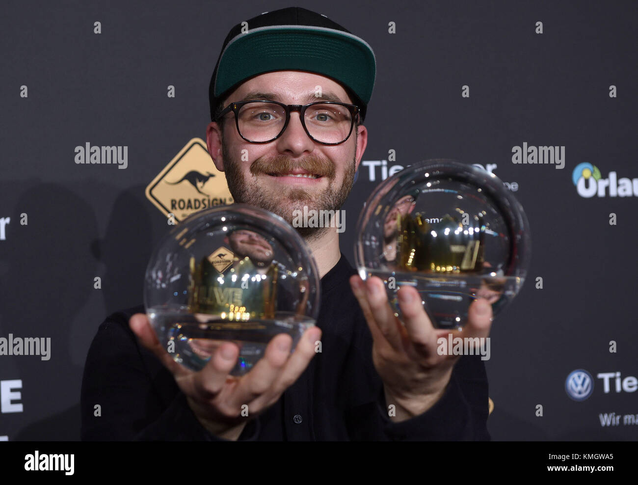 Bochum, Germany. 7th Dec, 2017. Singer Mark Forster presents his awards ...