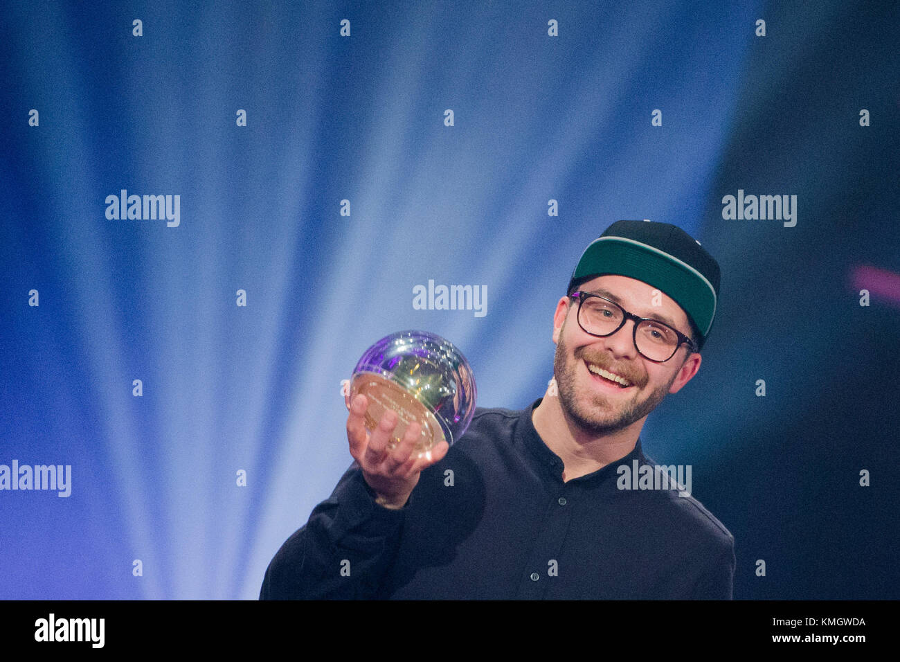 Bochum, Germany. 7th Dec, 2017. Signer Mark Forster receives the award ...