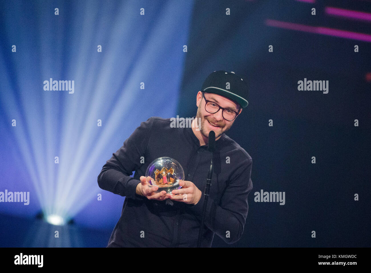 Bochum, Germany. 7th Dec, 2017. Signer Mark Forster receives the award ...