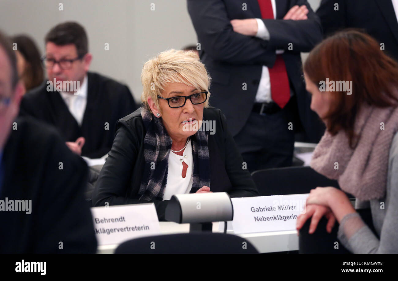 Duesseldorf, Germany. 8th Dec, 2017. Gabi Mueller (c) talks to other ...