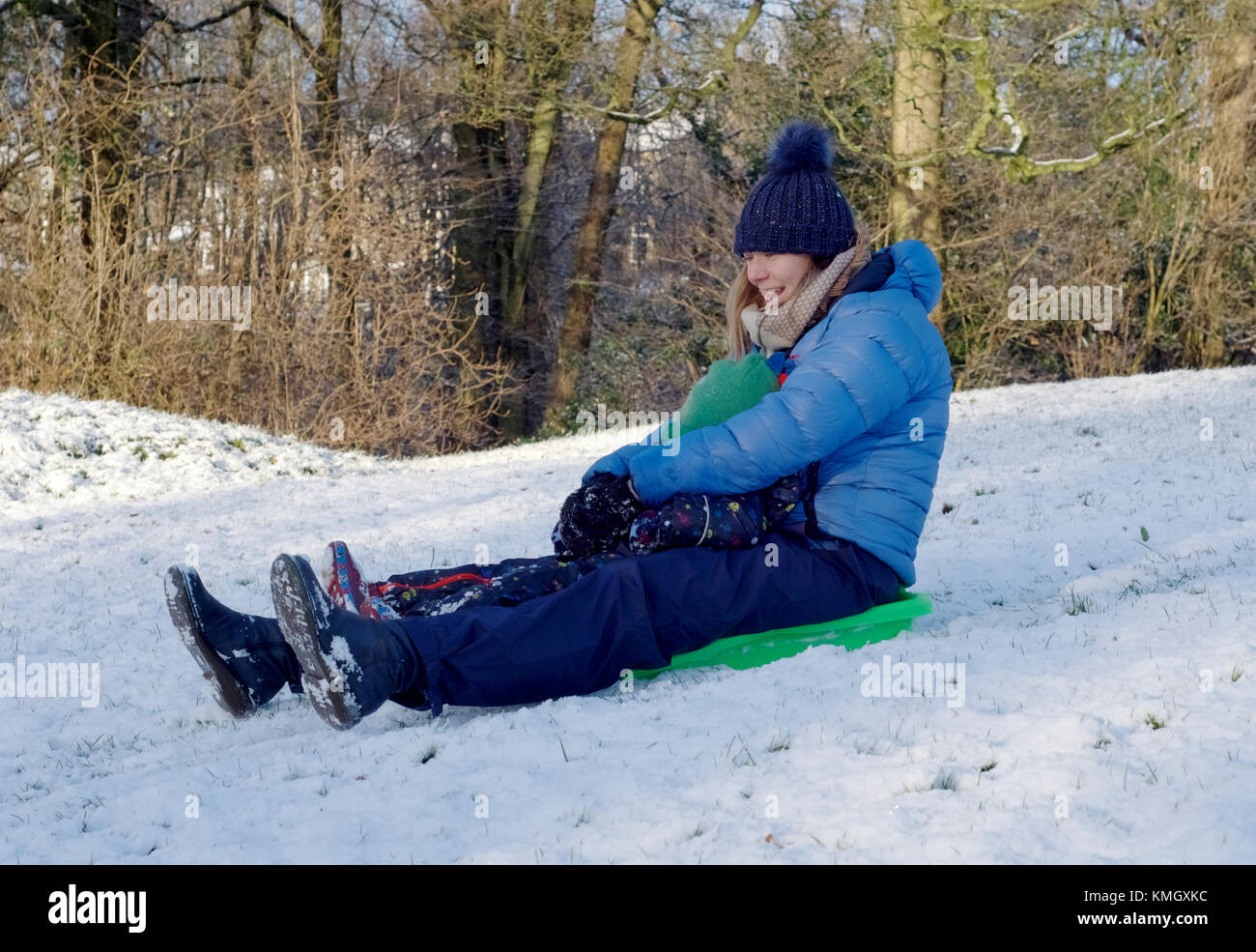 New Mills, High Peak, Derbyshire, UK 8th December 2017 A mother cuddles ...