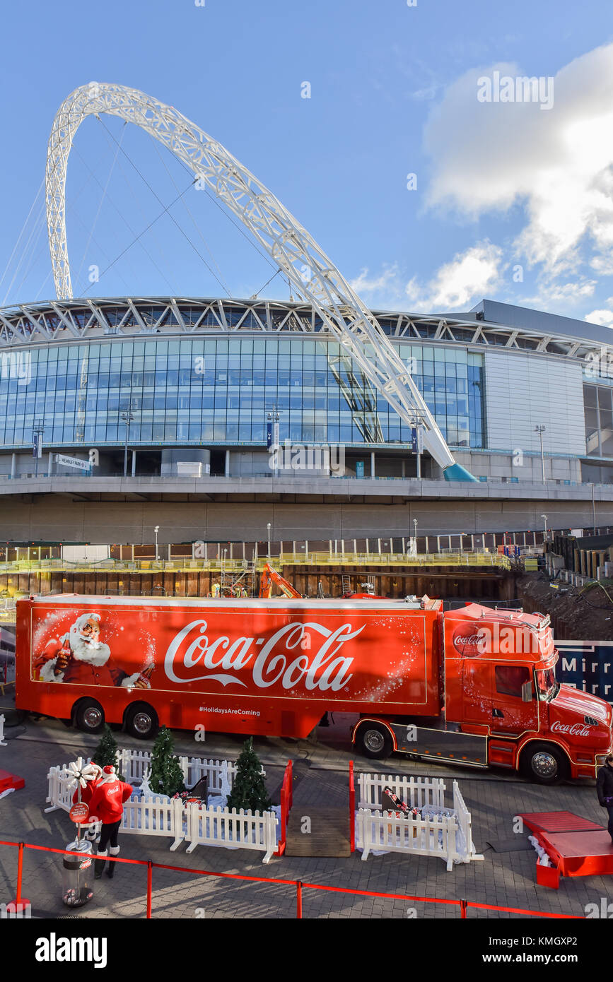 Wembley, London, UK. 8th December 2017. The Coca-Cola Christmas Truck ...
