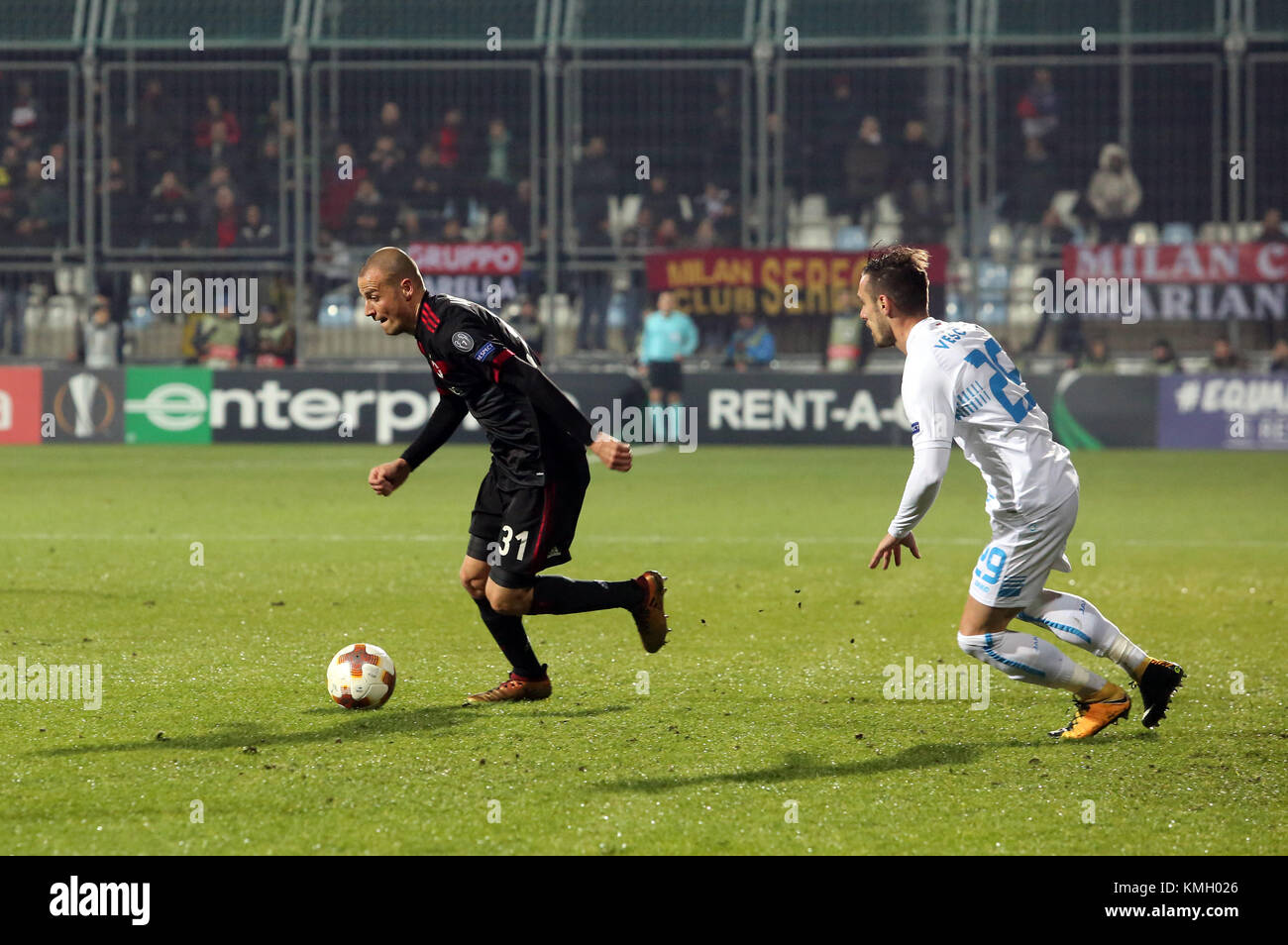 Rijeka, Croatia. 7th Dec, 2017. Marko Vesovic (R) of HNK Rijeka vies ...