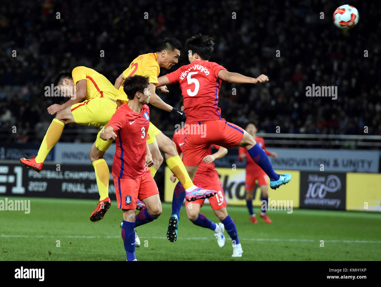 (171209) -- TOKYO, Dec. 9, 2017 (Xinhua) -- Yu Dabao (C Back) of China ...