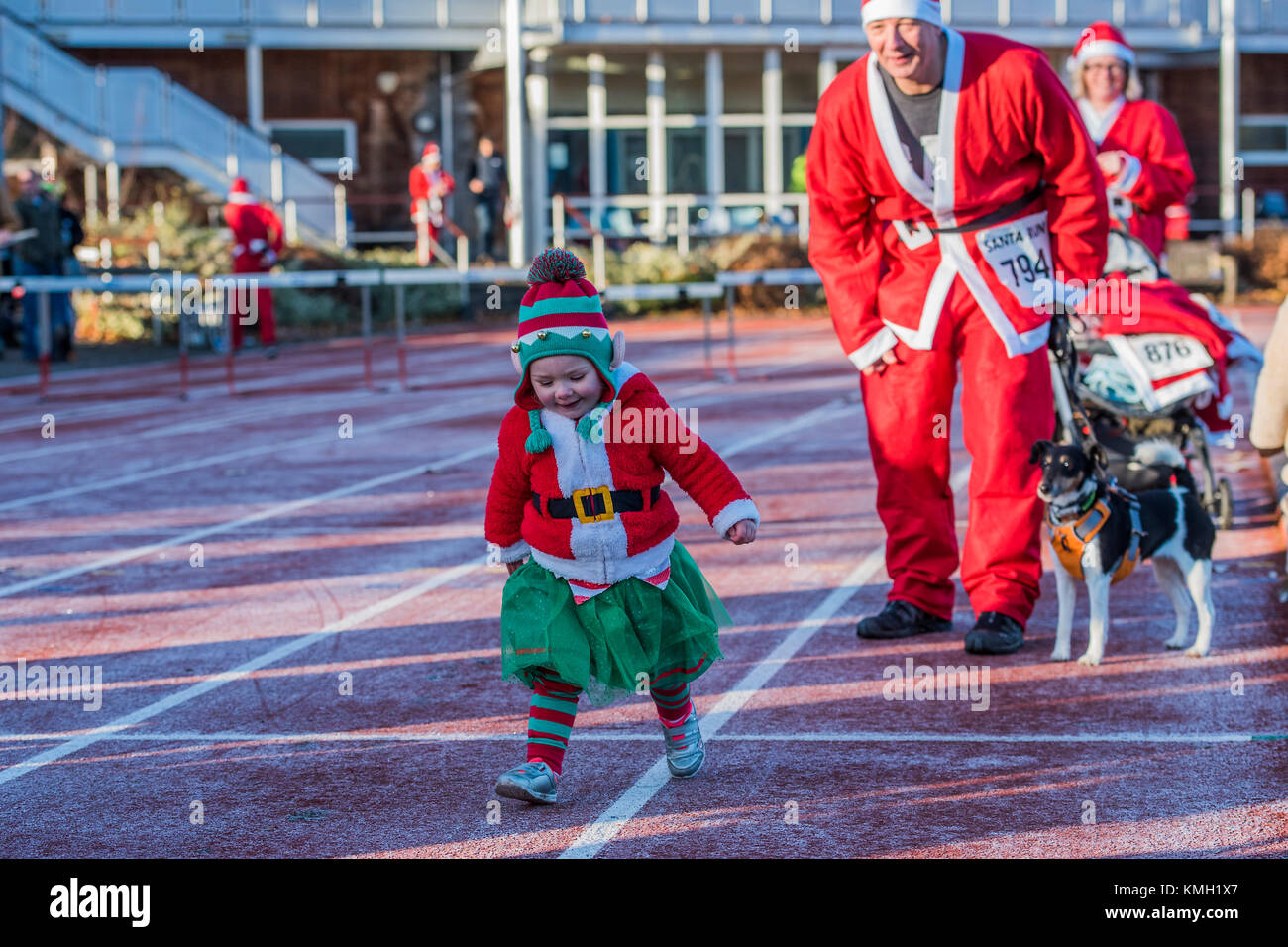 London, UK. 09th Dec, 2017. One of Santas elves - The run started on a ...