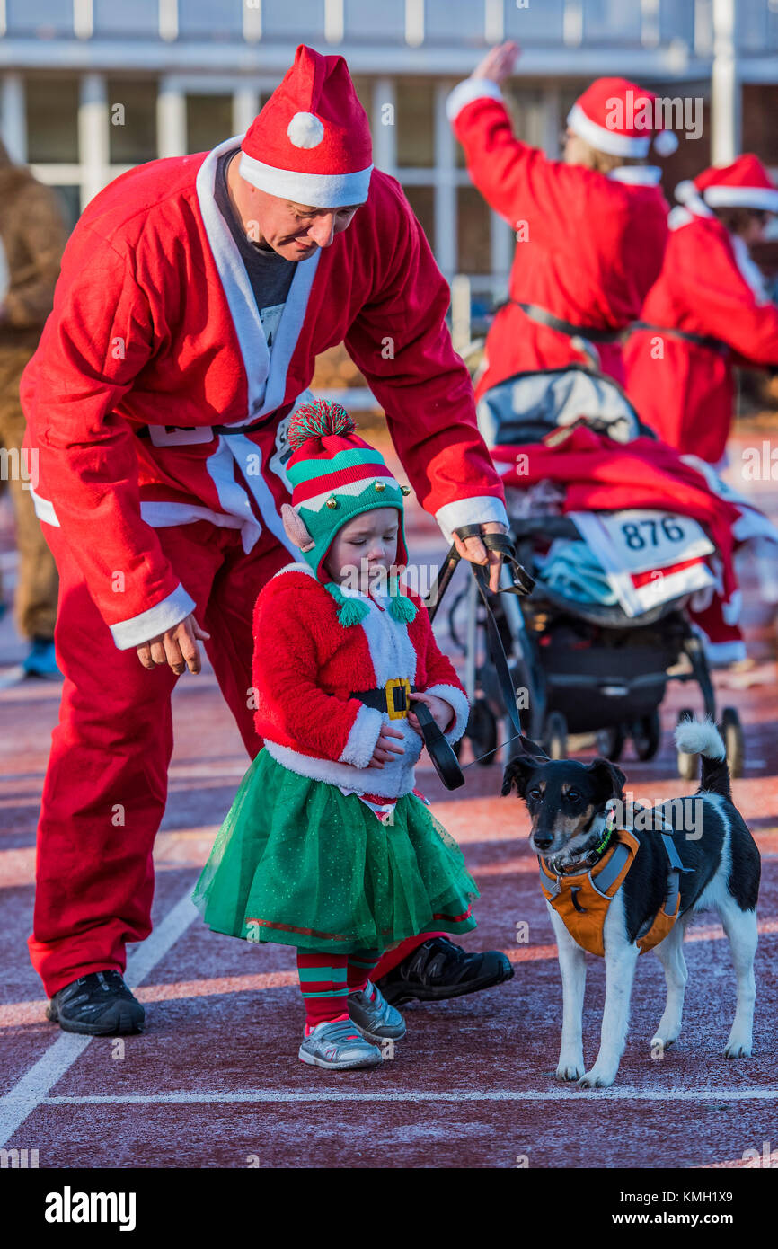 London, UK. 09th Dec, 2017. One of Santas elves - The run started on a ...