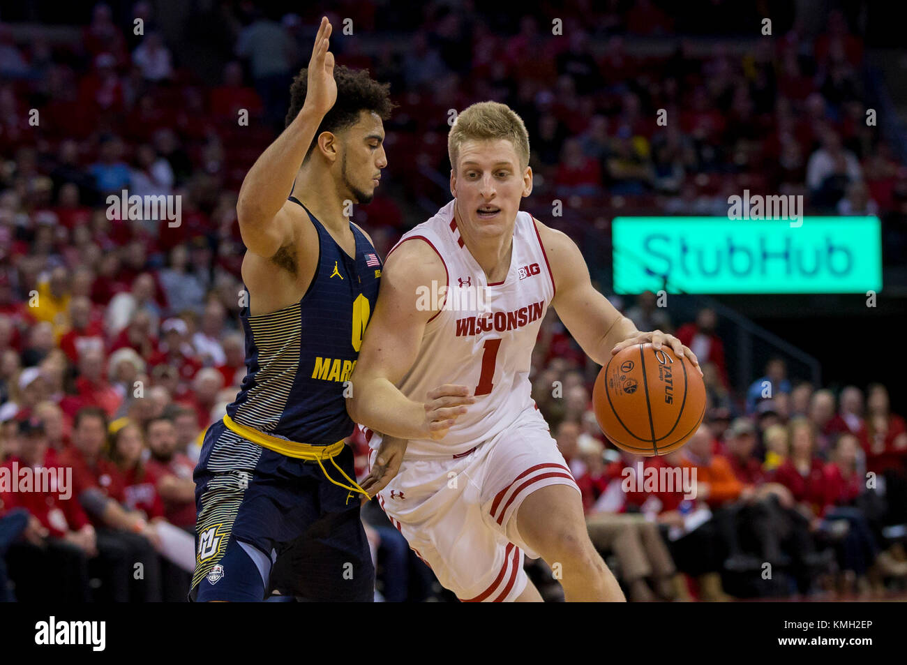 Madison, WI, USA. 9th Dec, 2017. Wisconsin Badgers guard Brevin Pritzl ...